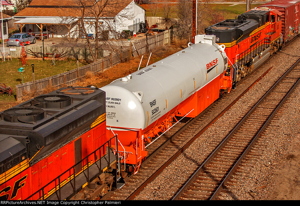 BNSF LNG Fuel Tender 933501 and BNSF 9131 on H-LINKCK1-14